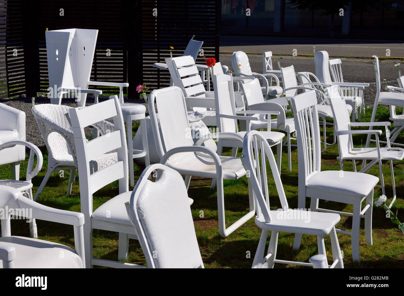 185 empty chairs hi-res stock photography and images - Alamy