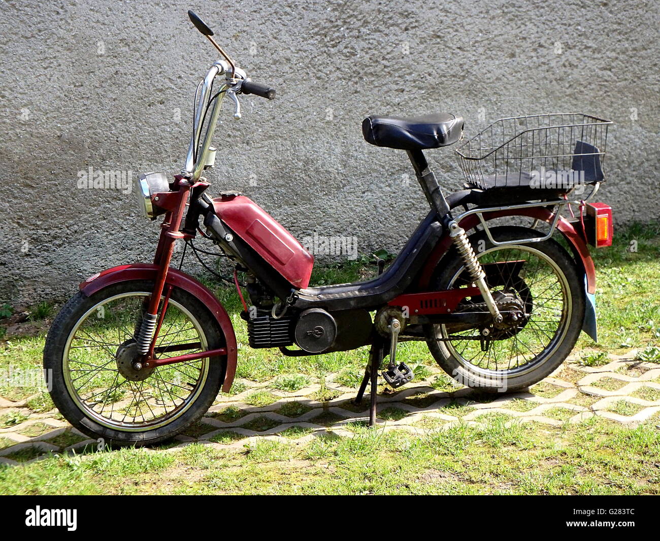 Old red moped, Old Nice red moped Stock Photo - Alamy