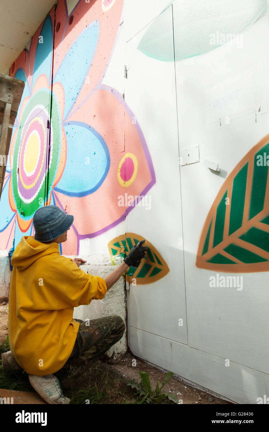 Image of guy drawing graffiti on wall Stock Photo - Alamy