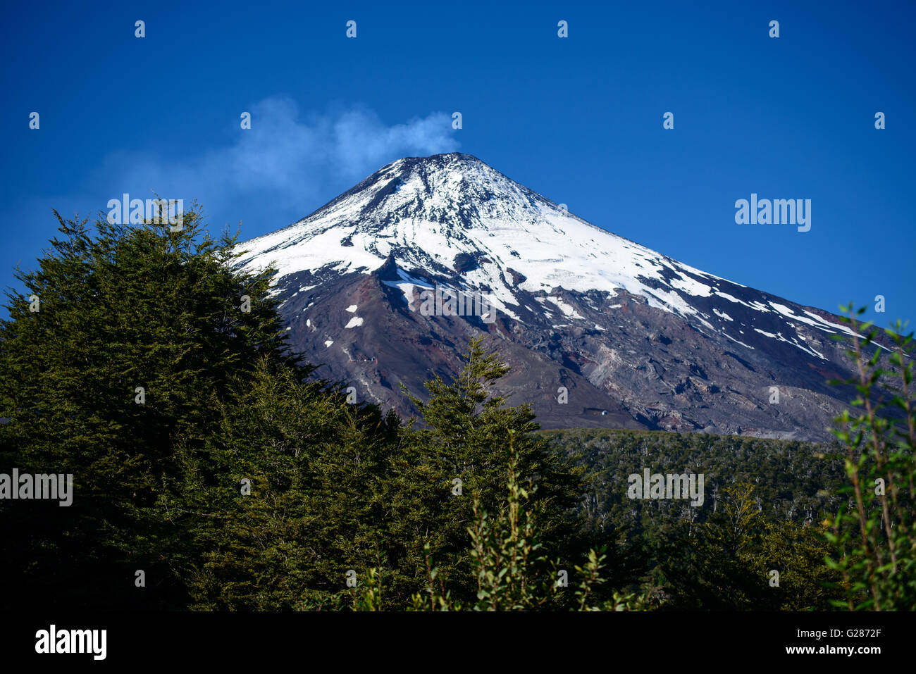 Pucon and Villarica Volcano Volcan Stock Photo - Alamy