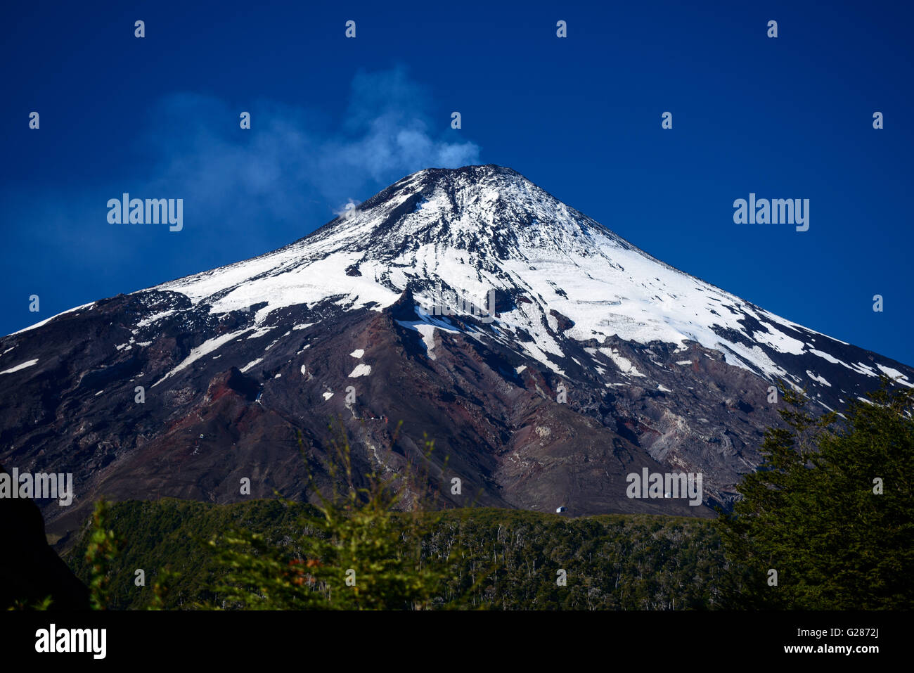 Pucon and Villarica Volcano Volcan Stock Photo - Alamy