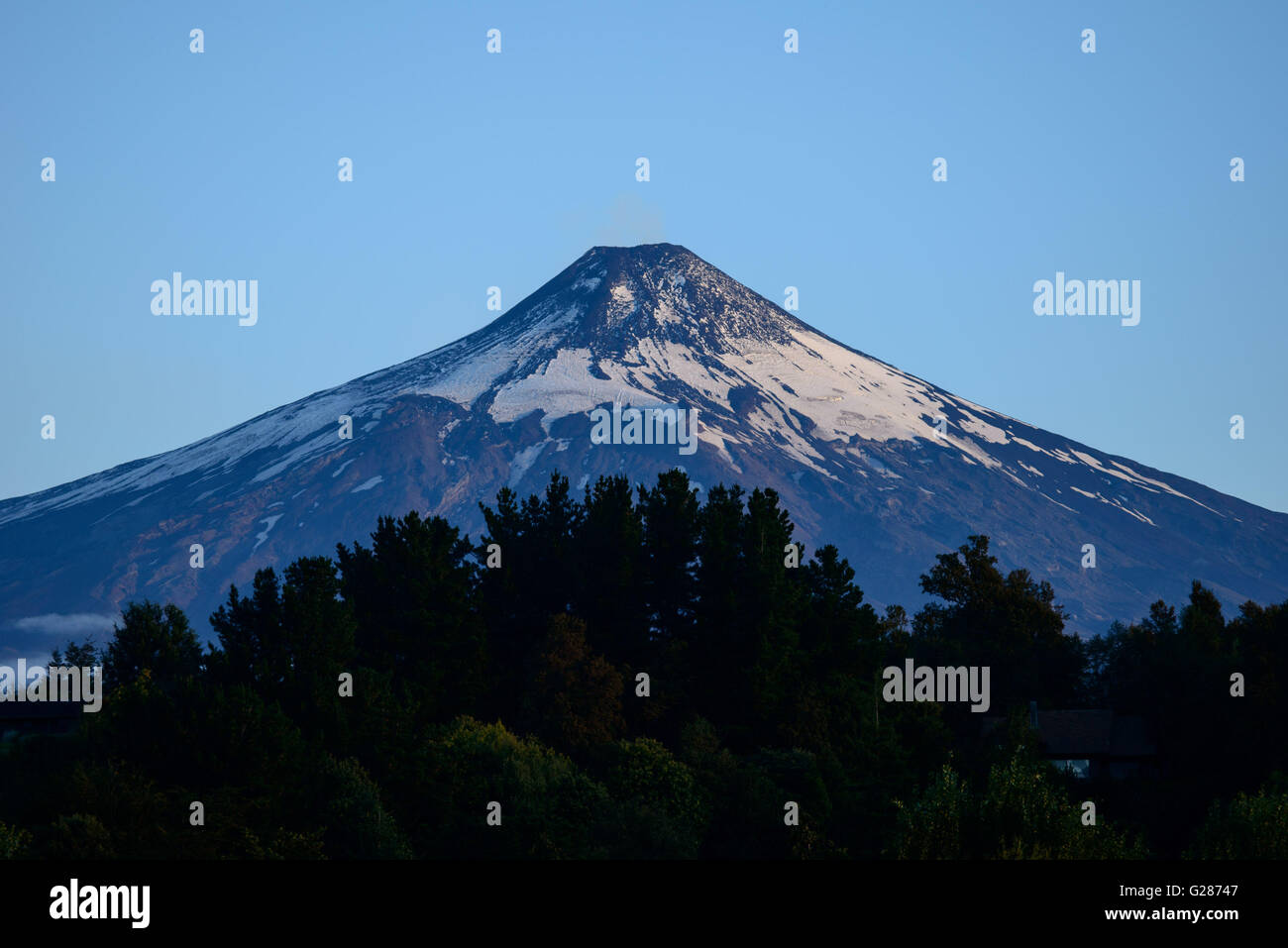 Pucon and Villarica Volcano Volcan Stock Photo - Alamy
