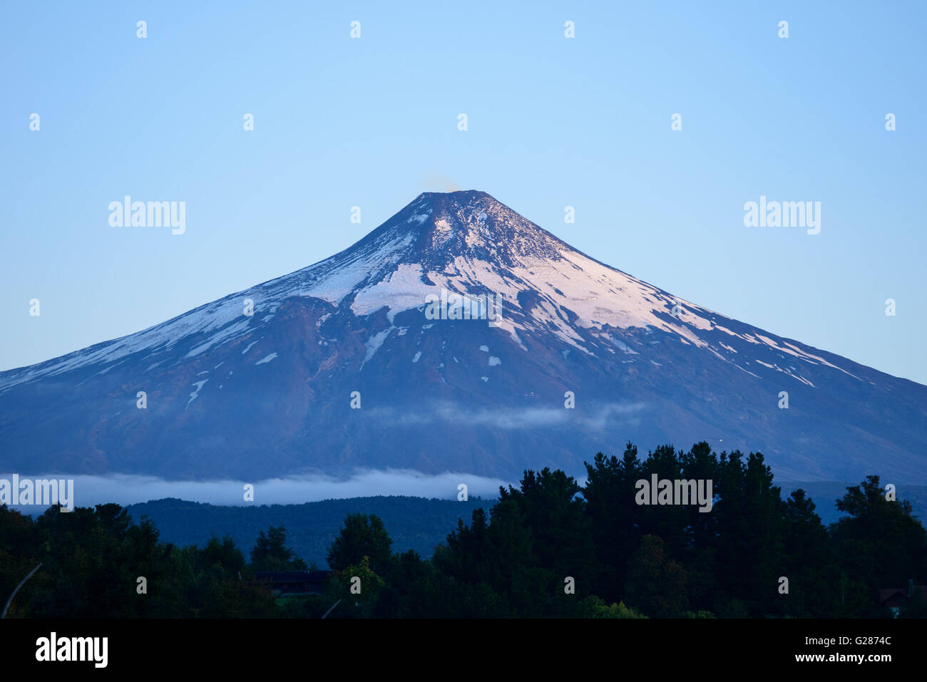Pucon and Villarica Volcano Volcan Stock Photo - Alamy
