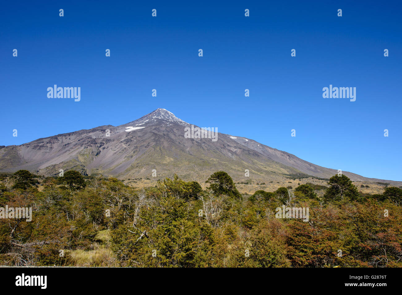 Pucon and Villarica Volcano Volcan Stock Photo - Alamy