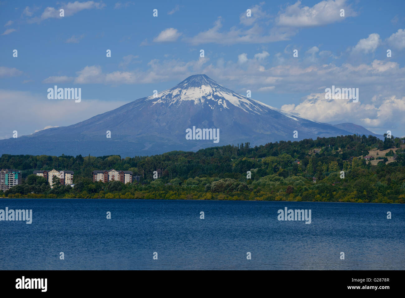 Pucon and Villarica Volcano Volcan Stock Photo - Alamy