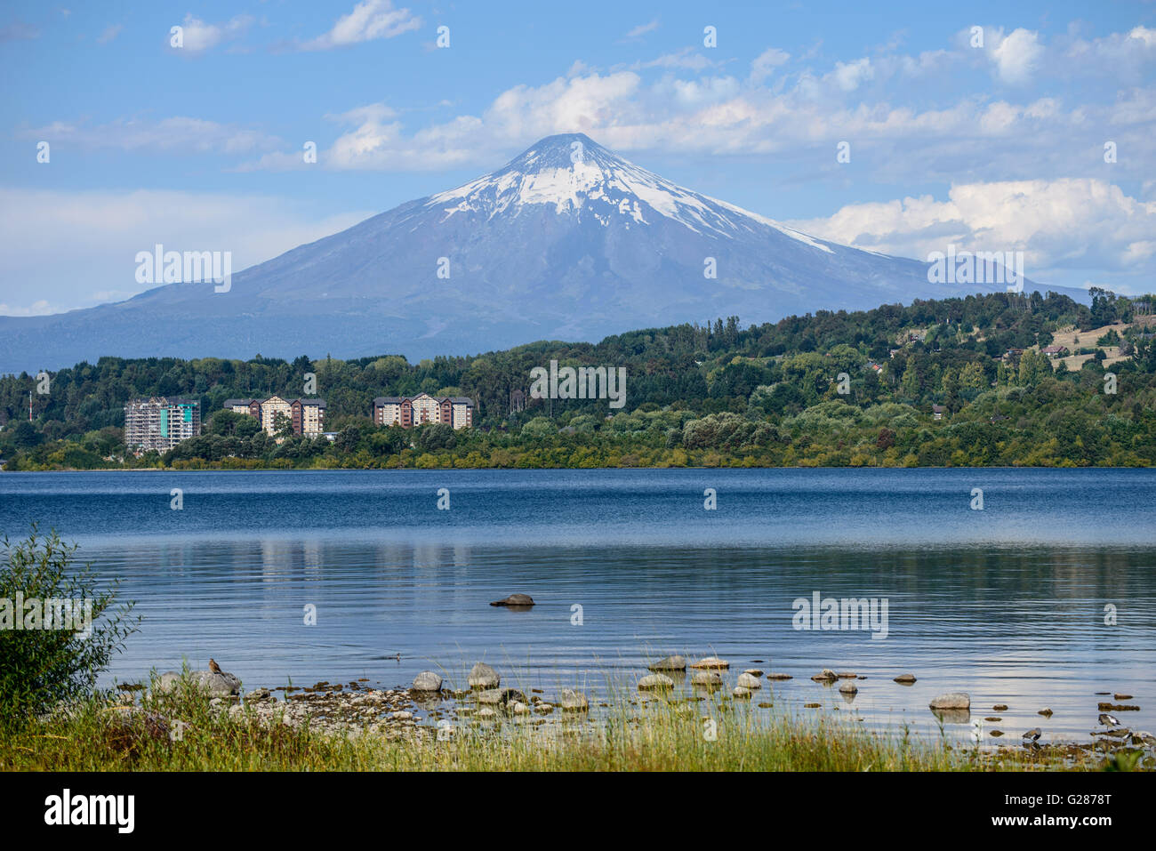 Pucon and Villarica Volcano Volcan Stock Photo - Alamy