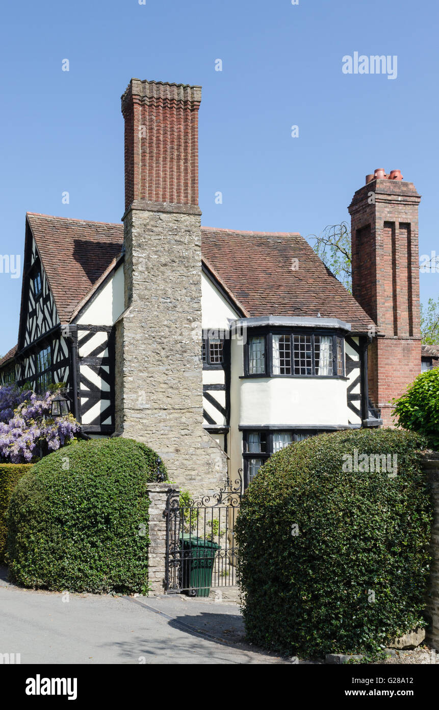 Elizabethan style chimneys hi-res stock photography and images - Alamy