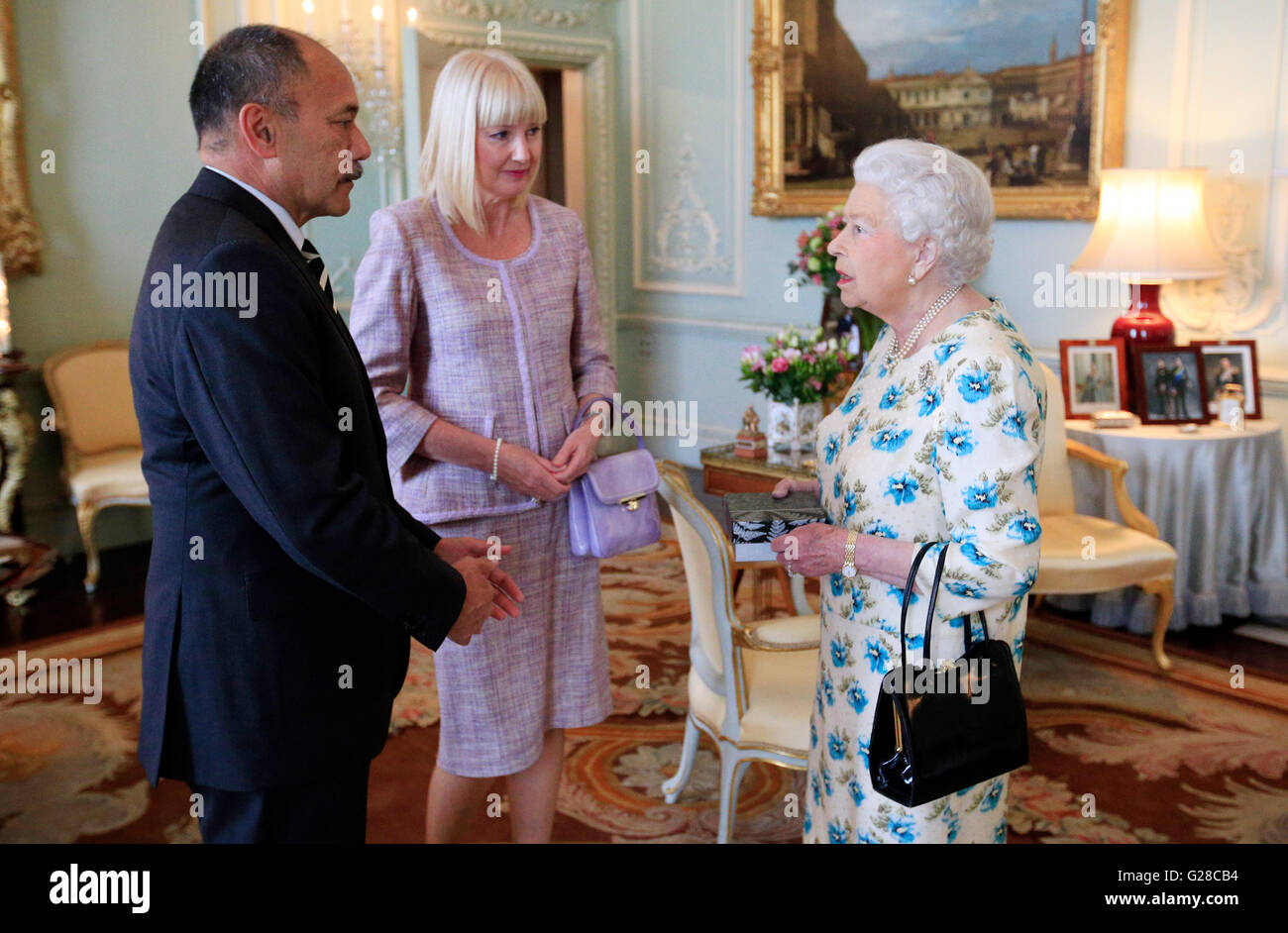 Queen Elizabeth II (right) hosts Lieutenant General Sir Jerry Mateparae ...