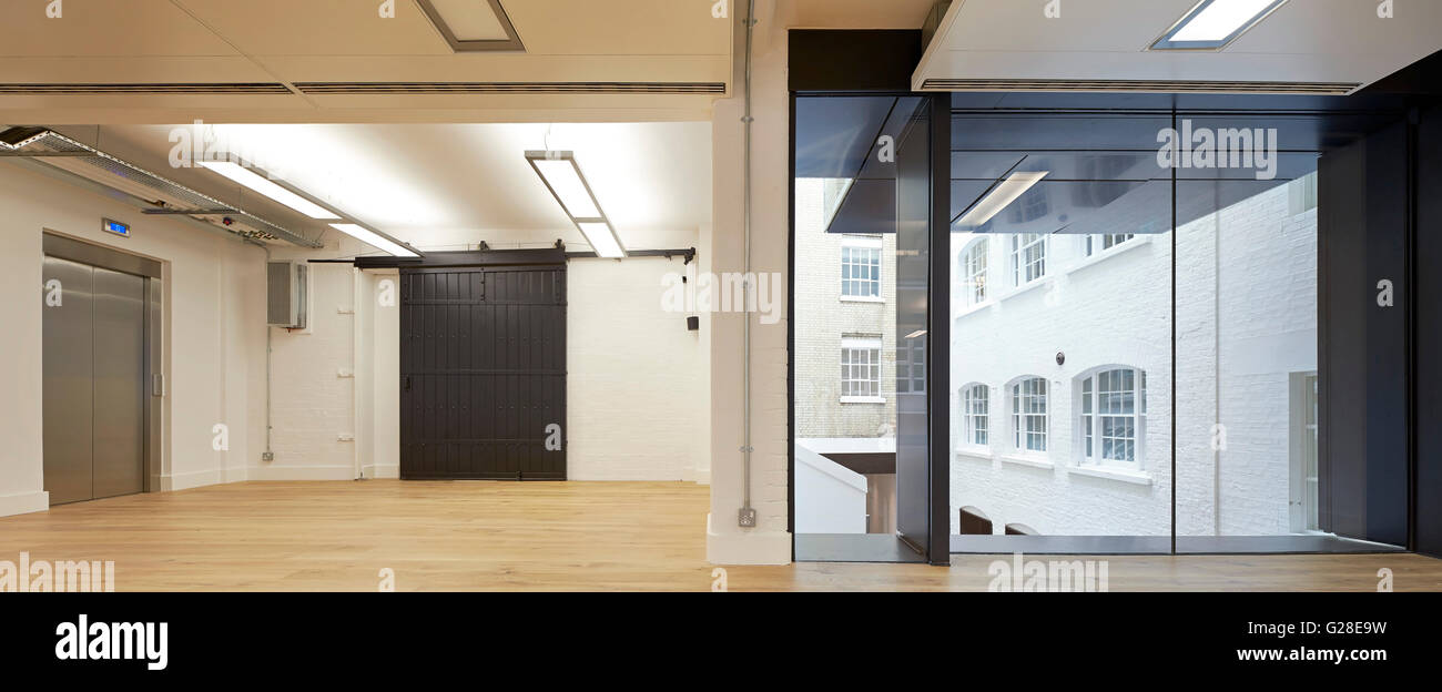 Elevator landing hi-res stock photography and images - Alamy