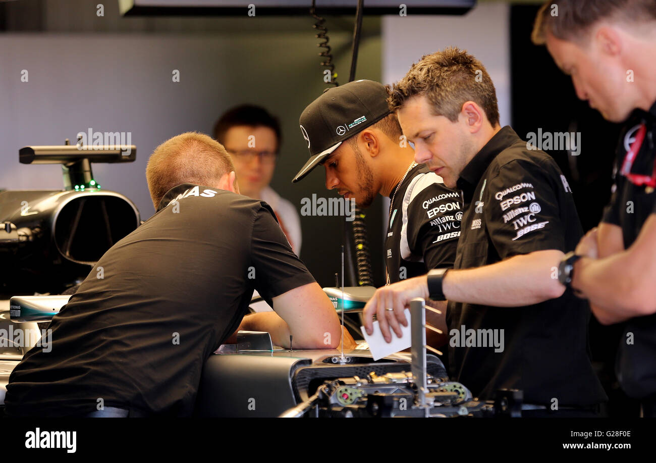Lewis Hamilton with mechanics in the garage at the Circuit de Monaco ...