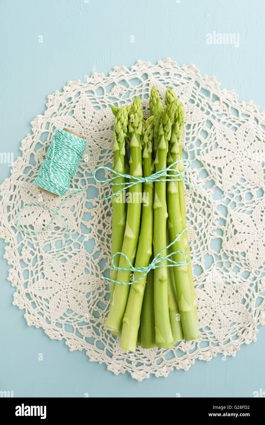 Green asparagus bunch hi-res stock photography and images - Alamy