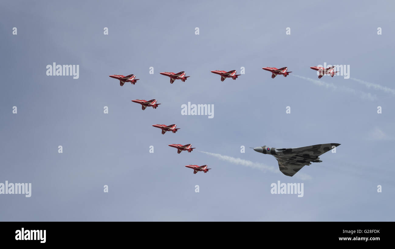 Red Arrows With Vulcan Stock Photos & Red Arrows With Vulcan Stock ...