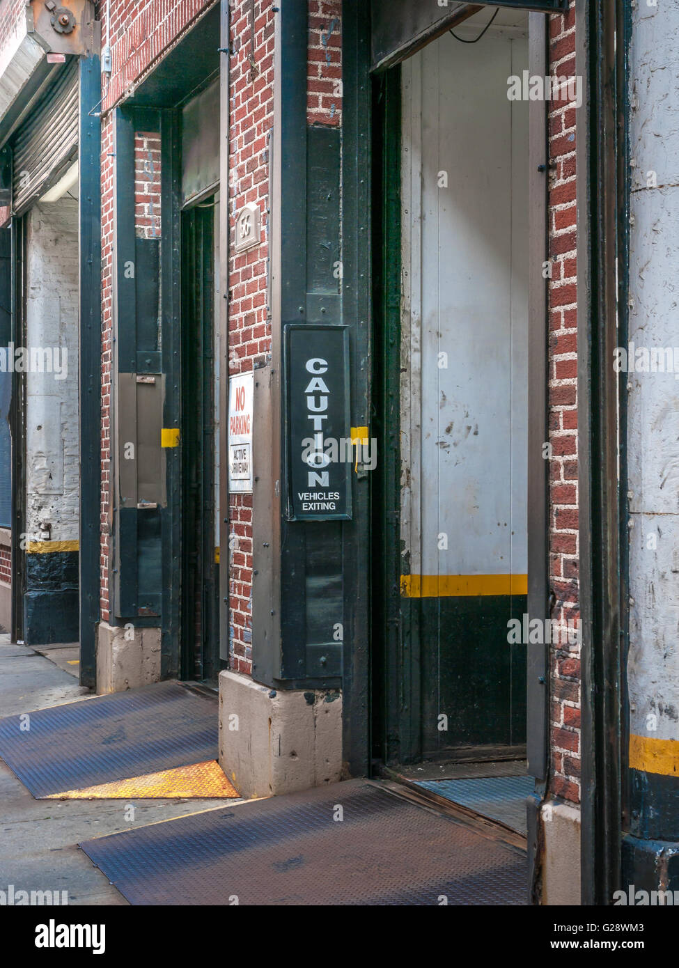 Car enter parking garage hi-res stock photography and images - Alamy