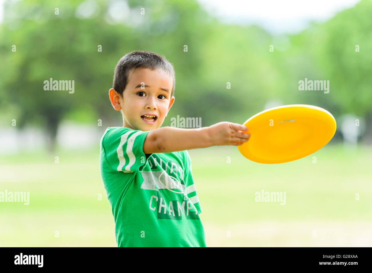 Children playing frisbee hi-res stock photography and images - Alamy