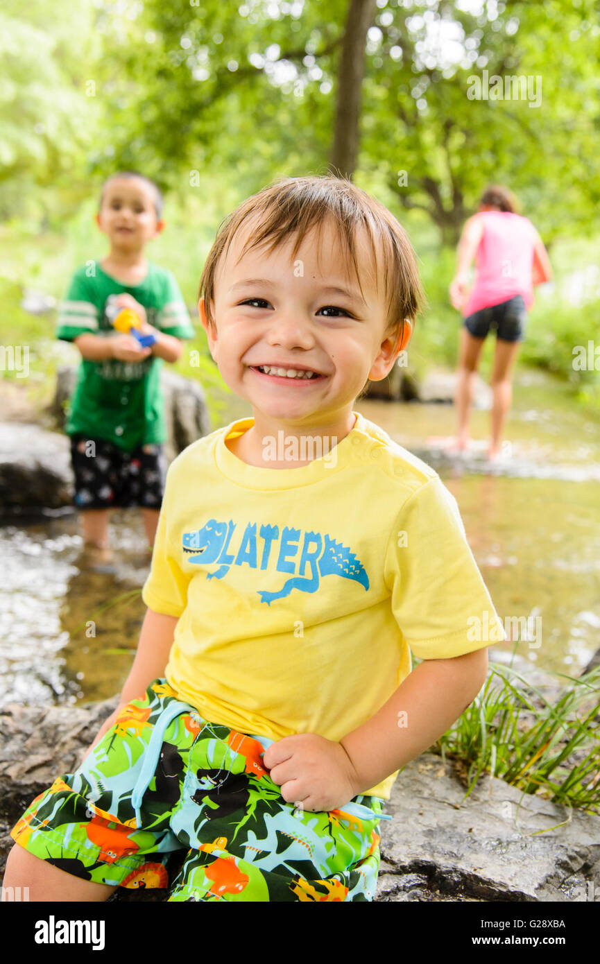 City kids playing hi-res stock photography and images - Alamy
