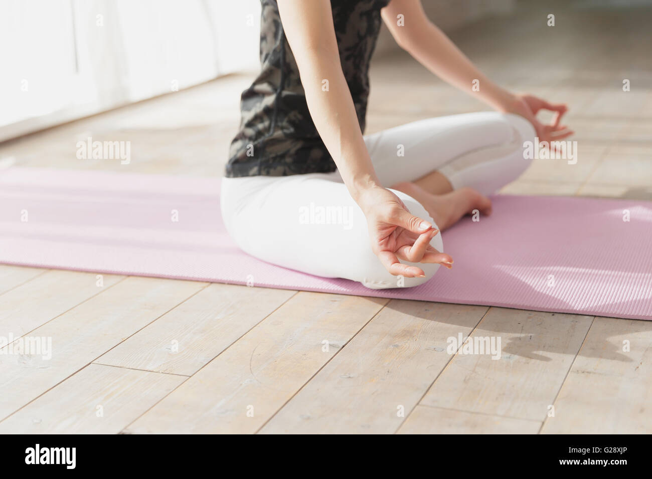 Japanese pose hi-res stock photography and images - Alamy