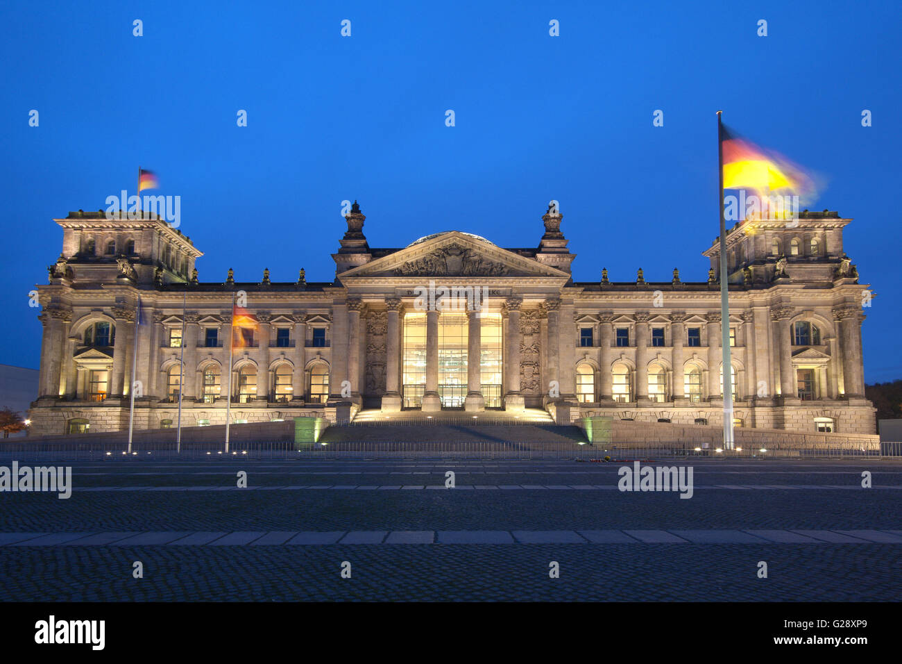 Illuminated facade reichstag night hi-res stock photography and images ...