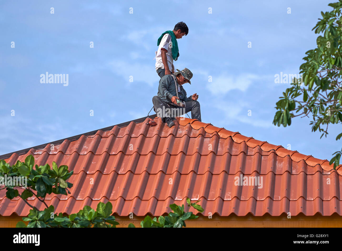 Men working roof hi-res stock photography and images - Alamy