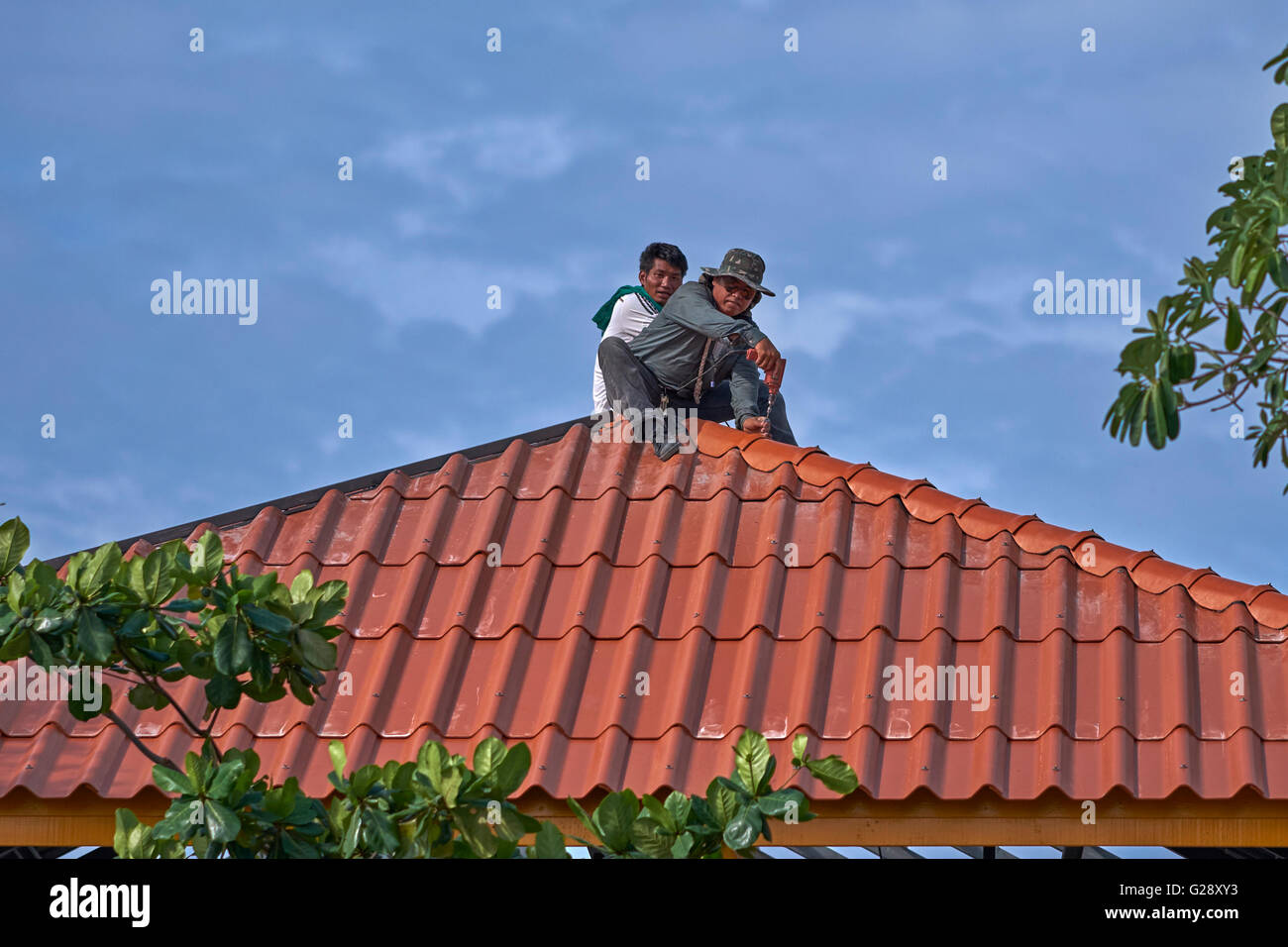 Construction workers on top roof of building hi-res stock photography ...