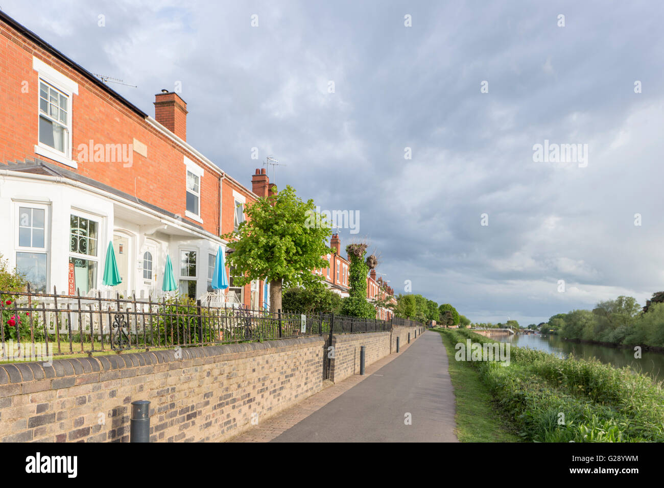 Riverside terrace hi-res stock photography and images - Alamy
