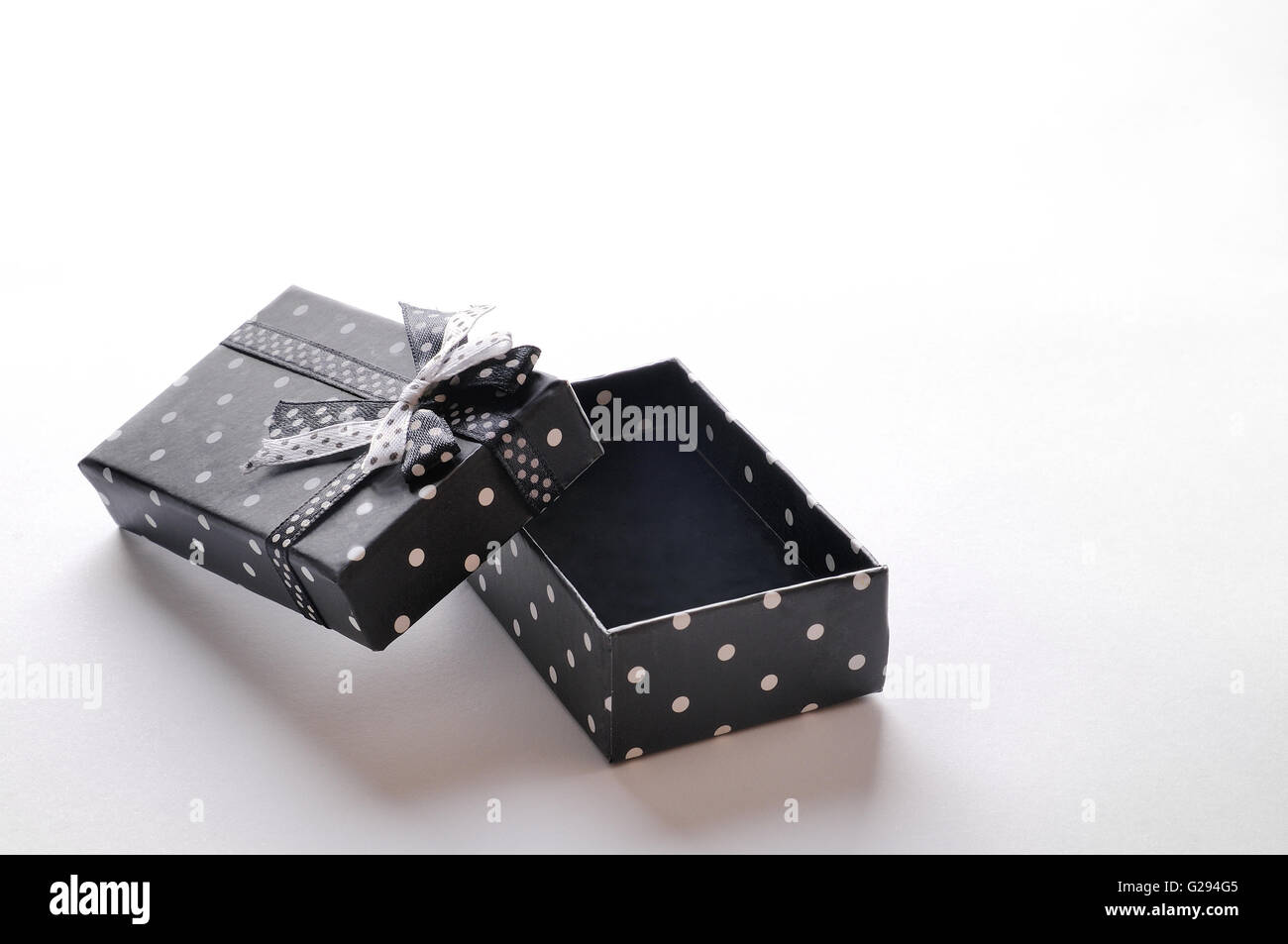 Simple black white gift box hi-res stock photography and images - Alamy