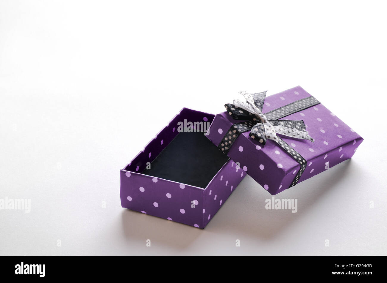 Decorative small purple rectangular box hi-res stock photography and ...