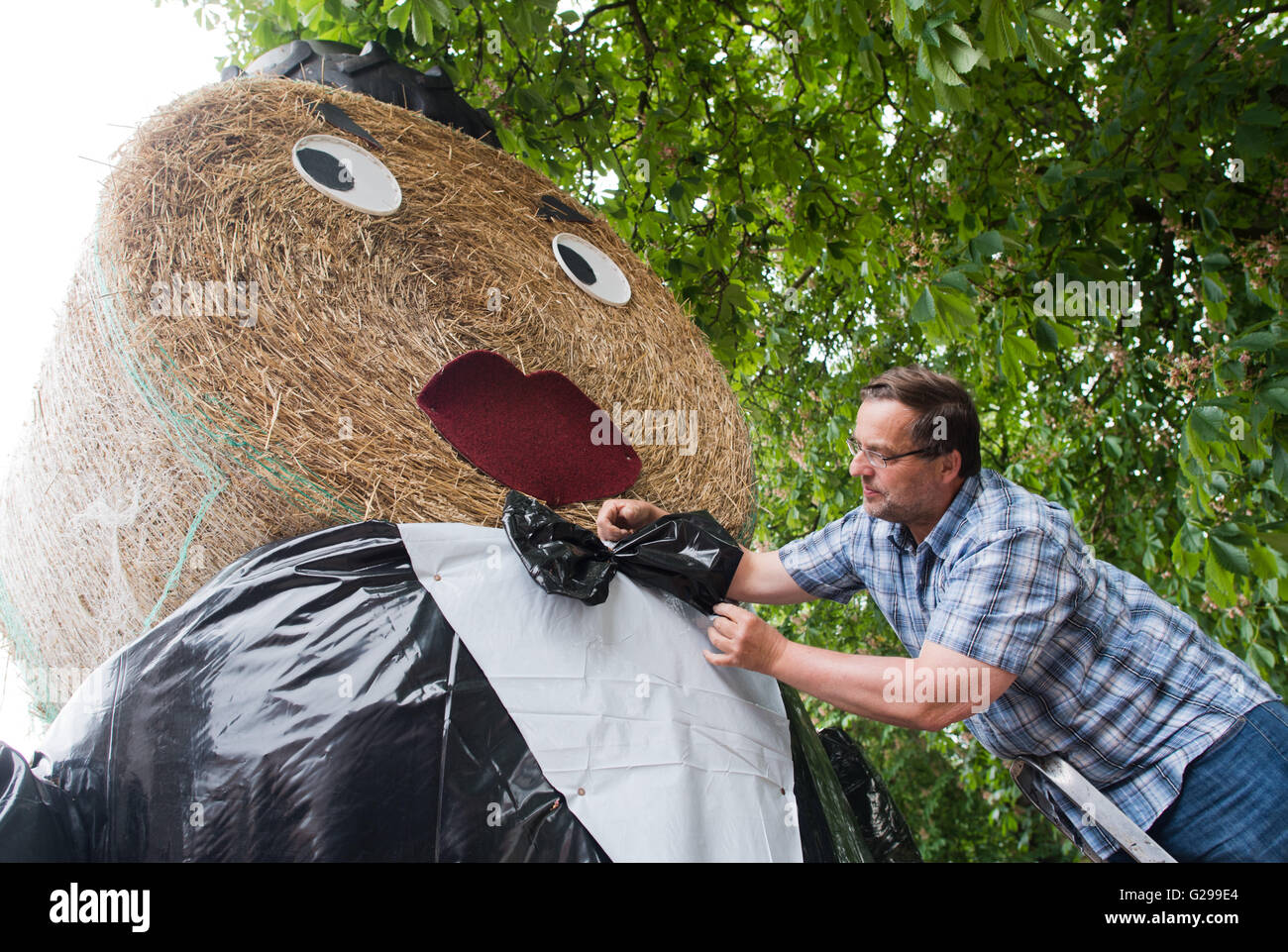 Straw figures hi-res stock photography and images - Alamy