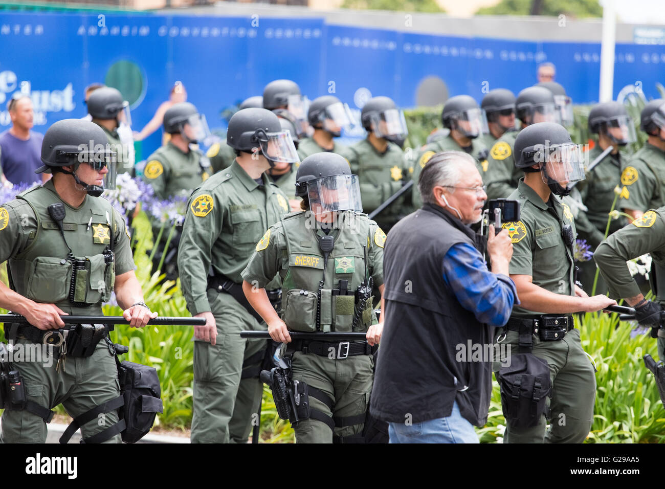 Police force the people to move Stock Photo - Alamy