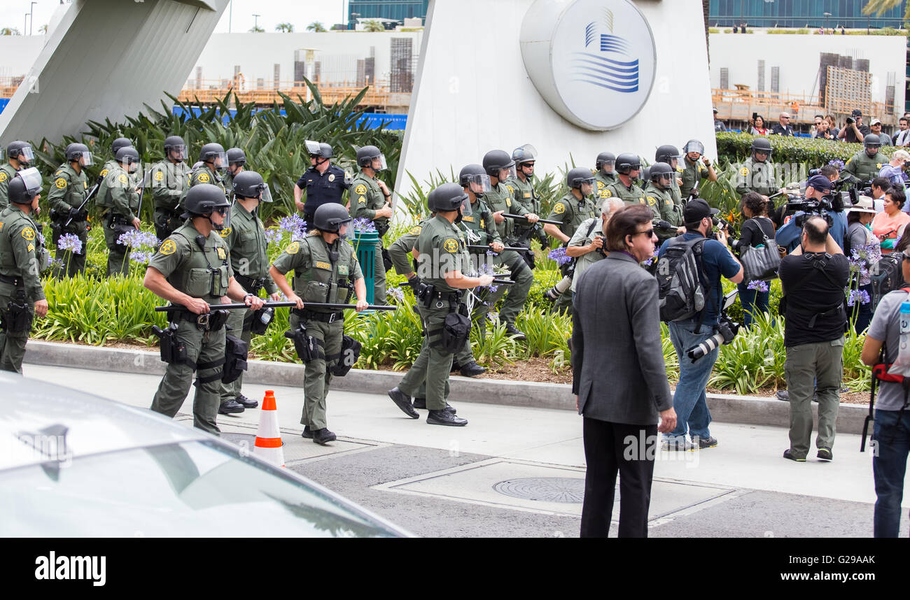 Police force the people to move Stock Photo - Alamy