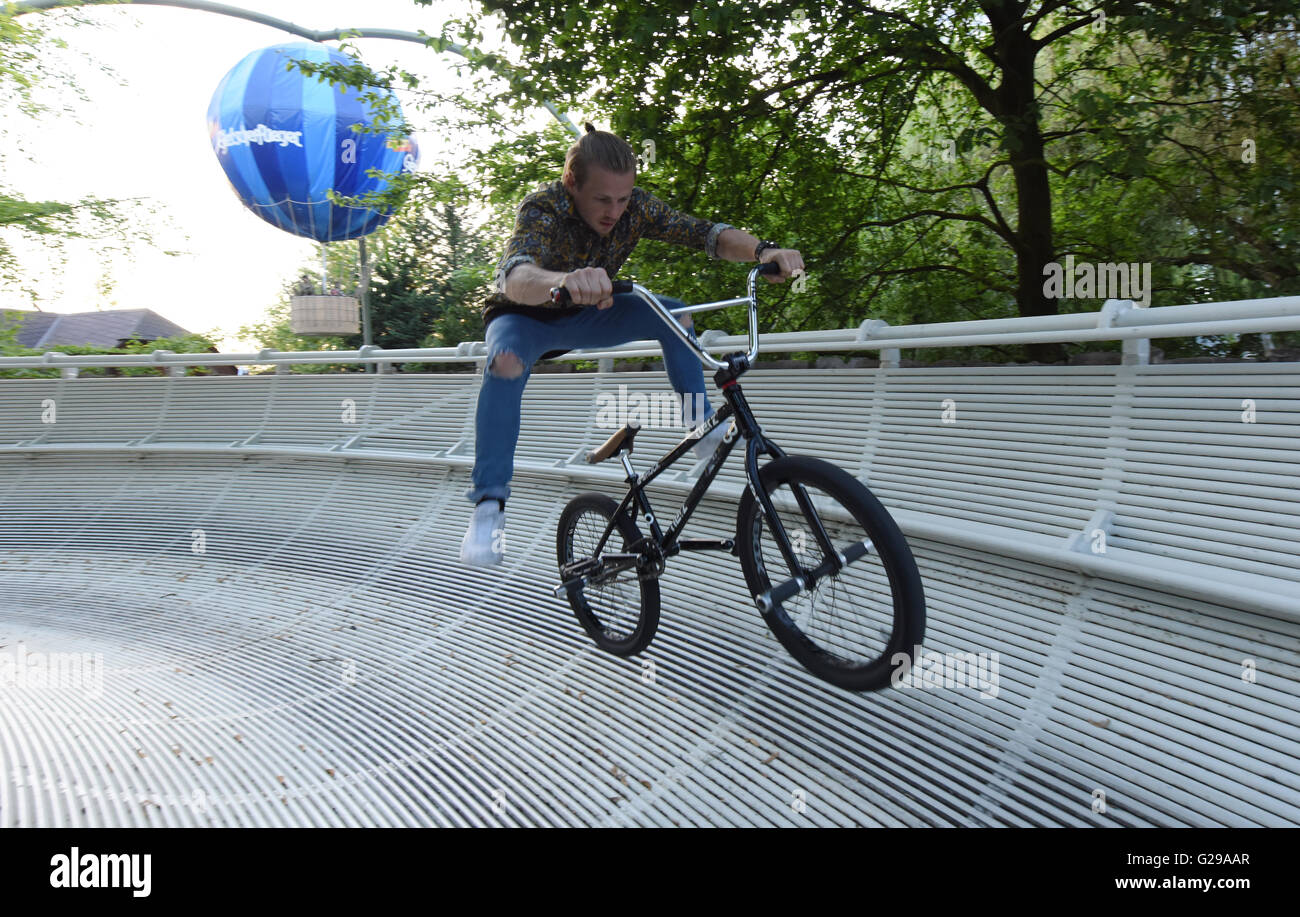 Professional bmx rider hi-res stock photography and images - Alamy