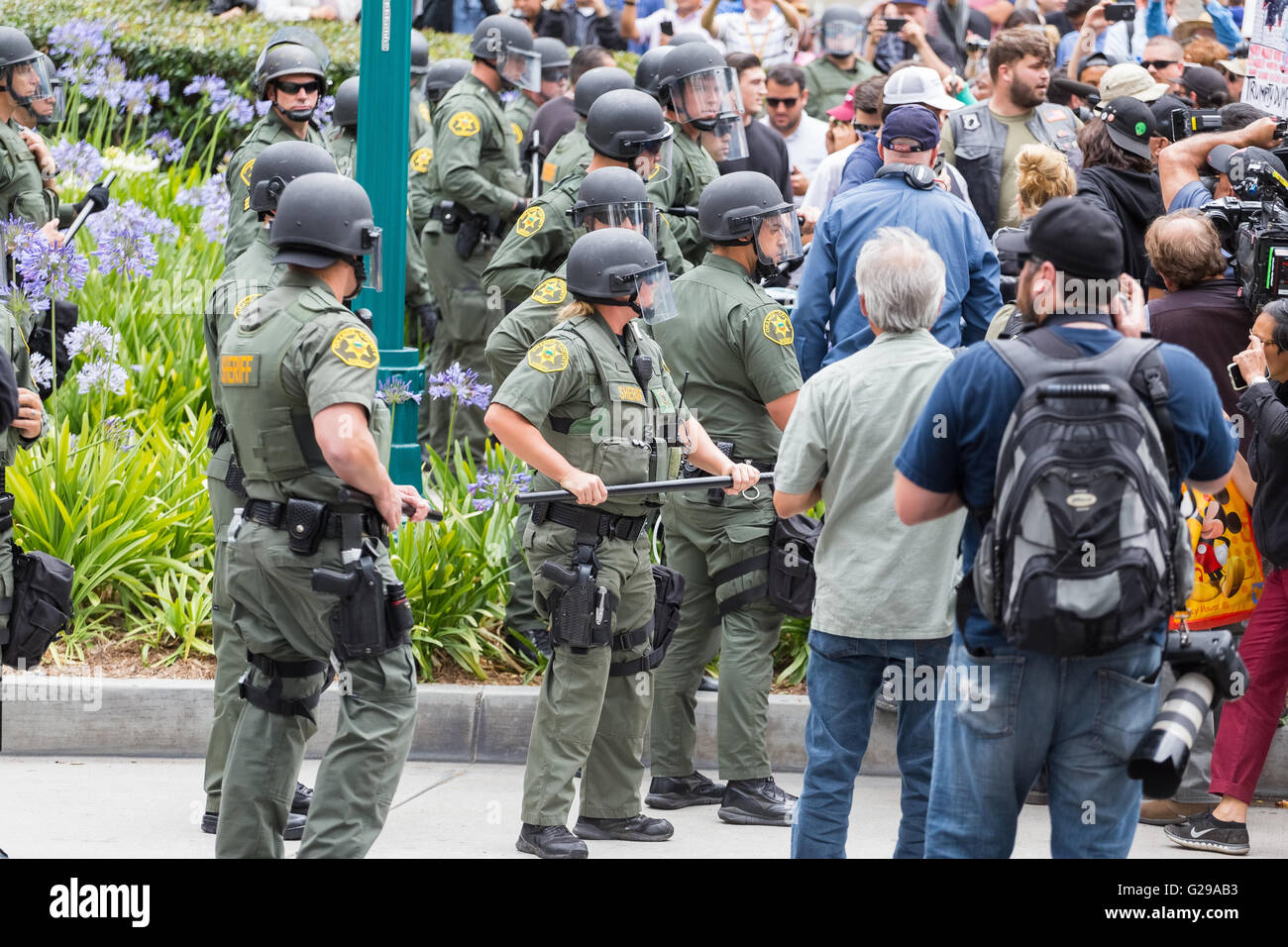 Police force the people to move Stock Photo - Alamy