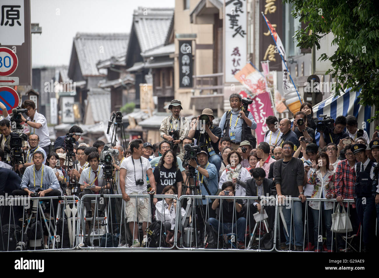 Ise-Shima, Japan. 26th May, 2016. People watching the arrival of the ...