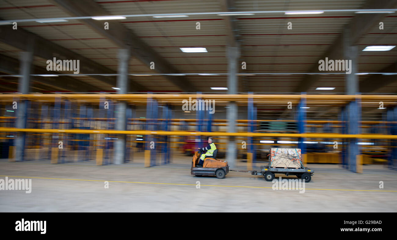 Cargo center hi-res stock photography and images - Alamy