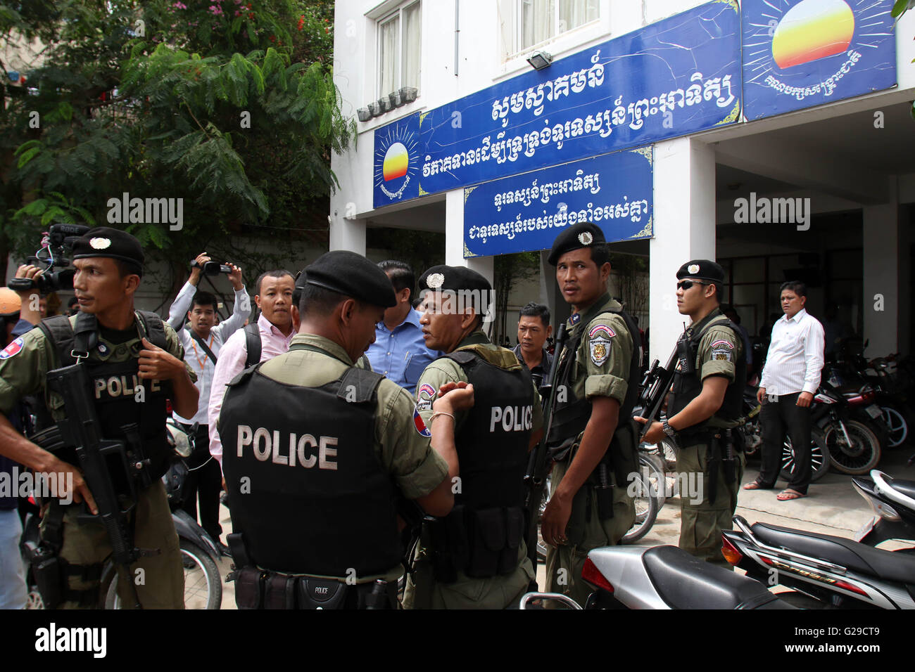 Phnom Penh, Cambodia. 26th May, 2016. Cambodian police briefly surround the headquarters of the ...