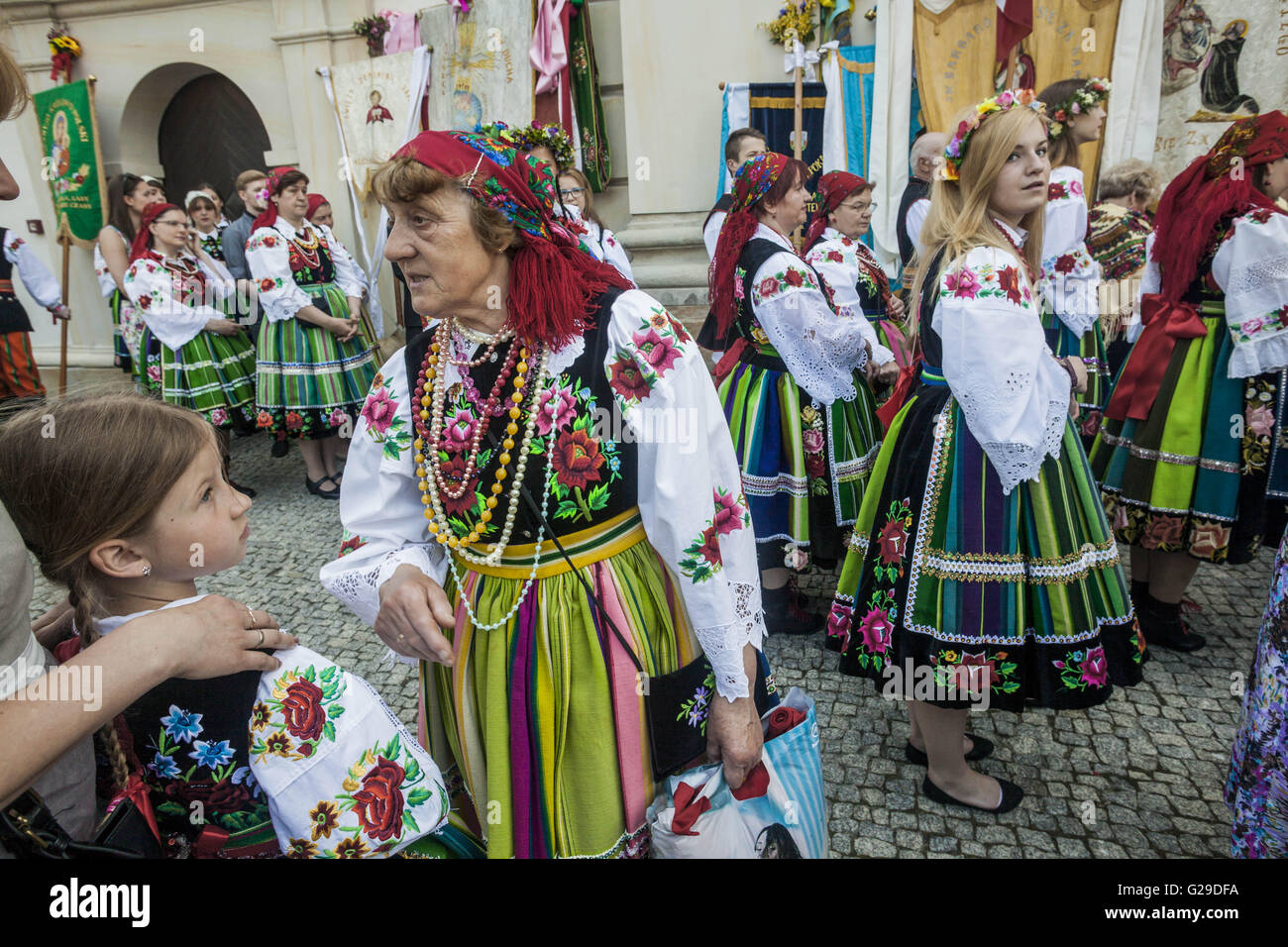 Lowicz, Lodzkie, Poland. 26th May, 2016. Women in traditional polish ...