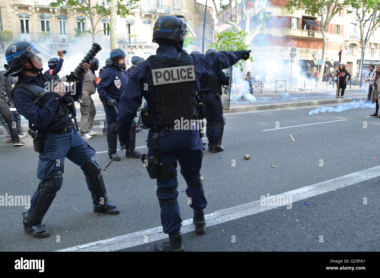 Crs french riot police force hi-res stock photography and images - Alamy