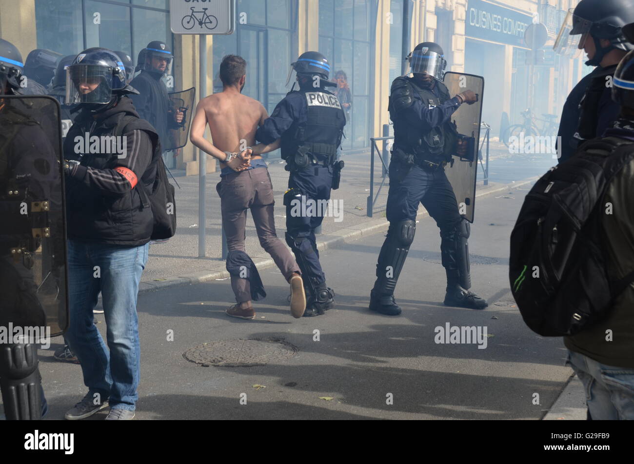 Crs french riot police force hi-res stock photography and images - Alamy