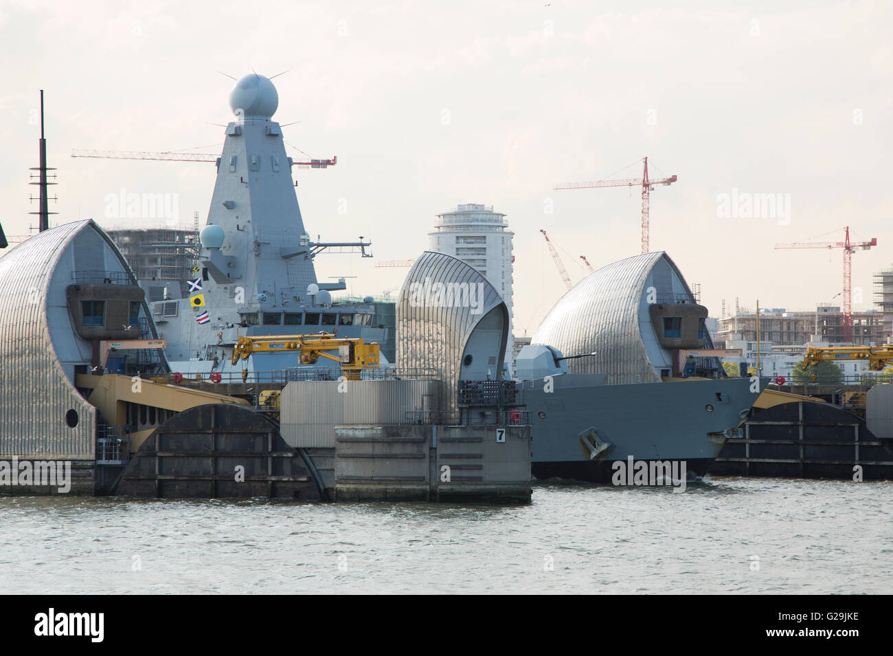 Royal navy destroyer hms dauntless hi-res stock photography and images ...