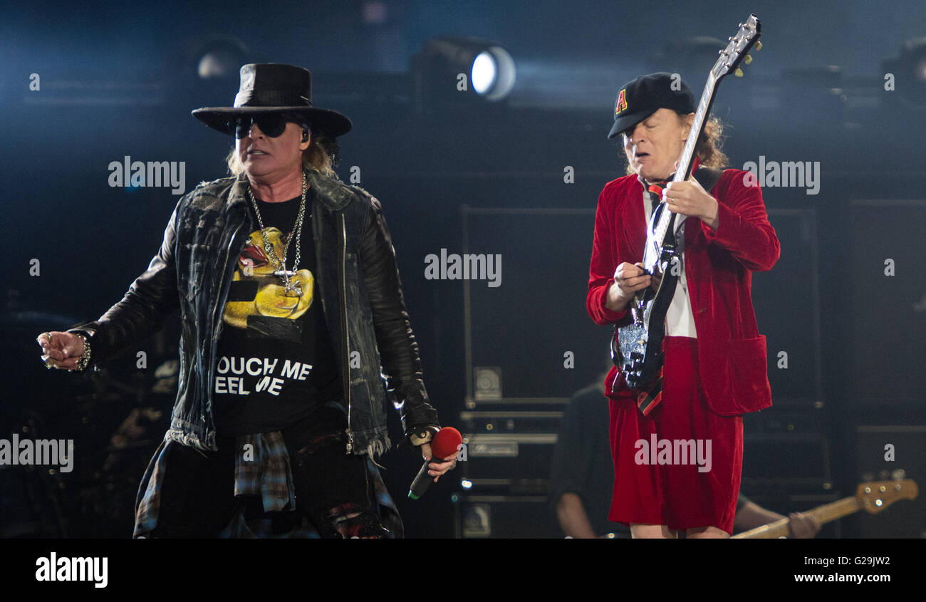 Angus young 2016 hi-res stock photography and images - Alamy