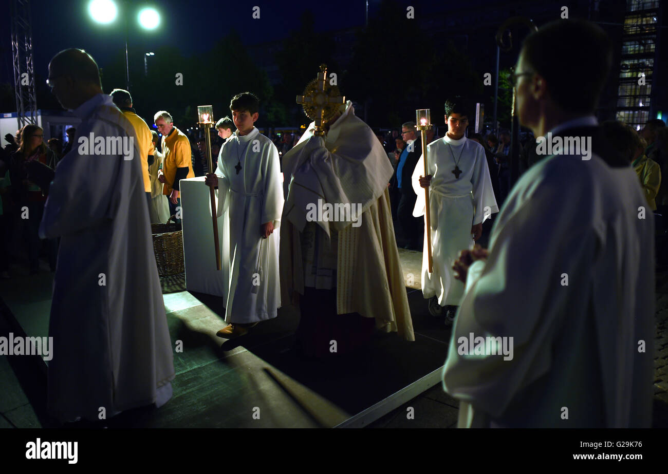 Leipzig, Germany. 26th May, 2016. Participants of the 100th German ...