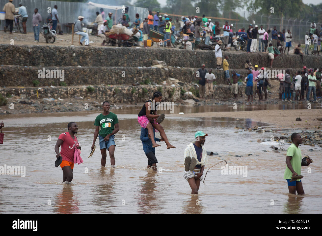 Carrying each other and their belongings, Haitians illegally cross the ...