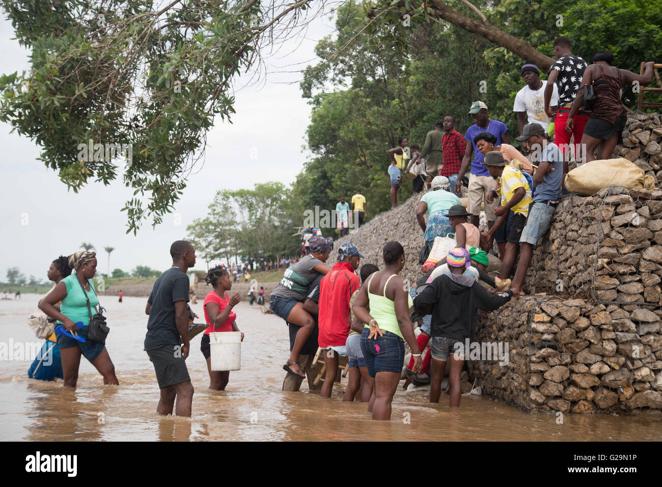 Carrying each other and their belongings, Haitians illegally cross the ...