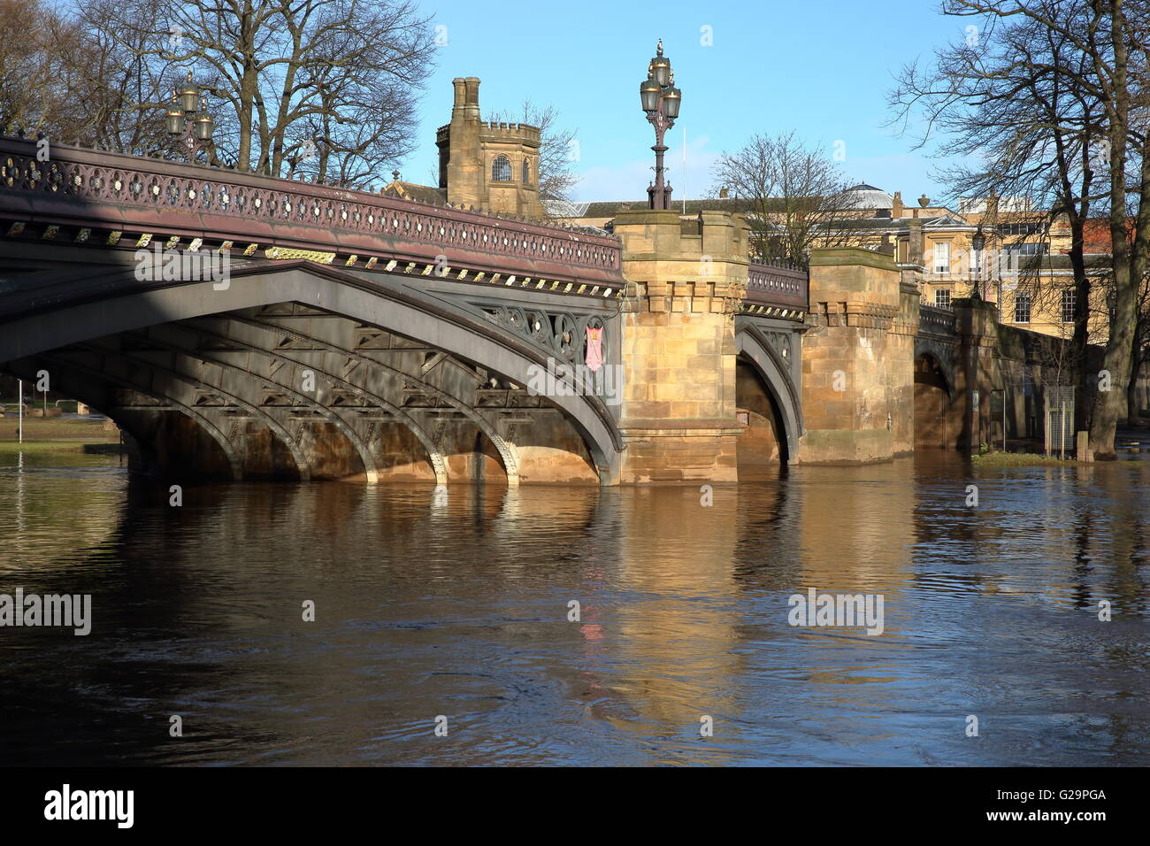 View of the Skeldergate bridge on the flooded river Ouse in York ...