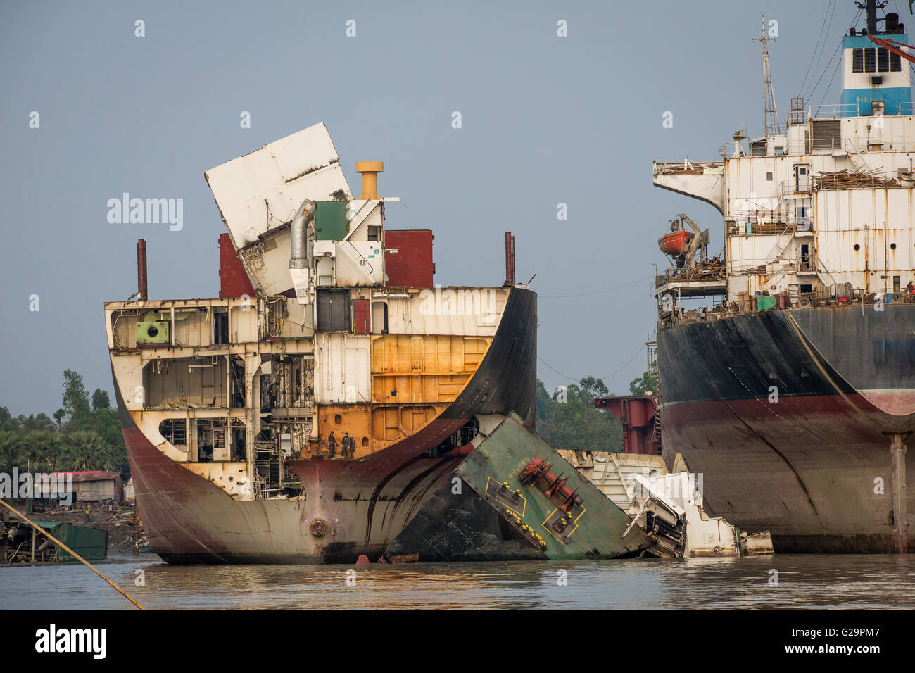 Bay of bengal ship breaking hi-res stock photography and images - Alamy