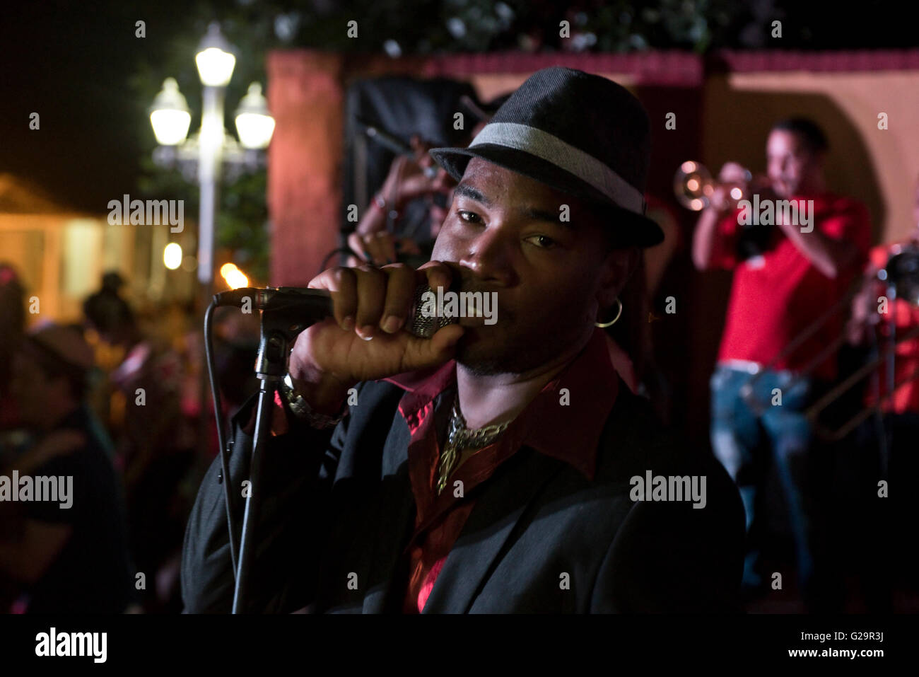 African musicians singing stage hi-res stock photography and images - Alamy