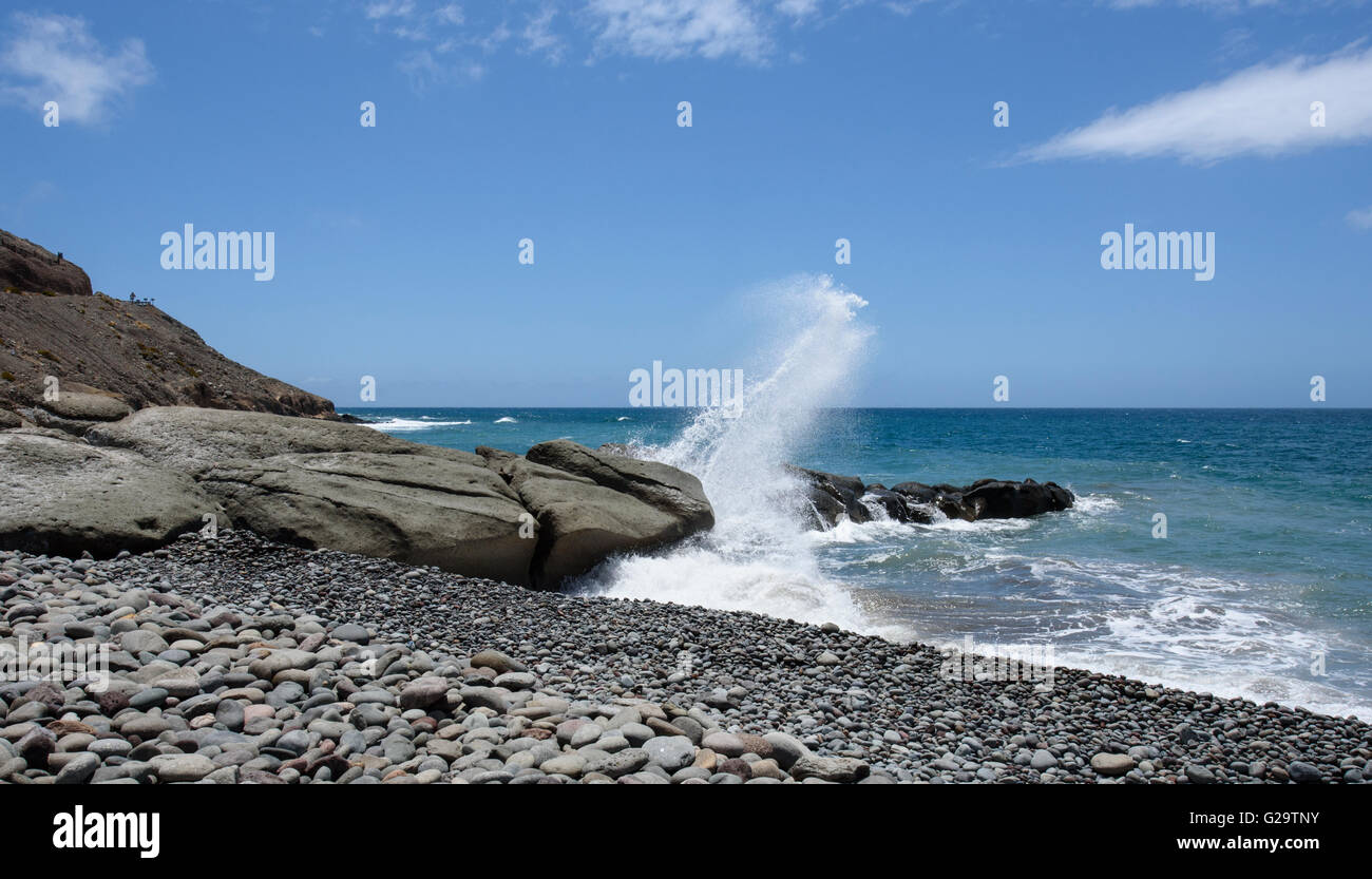 Breaking waves in rocks hi-res stock photography and images - Alamy