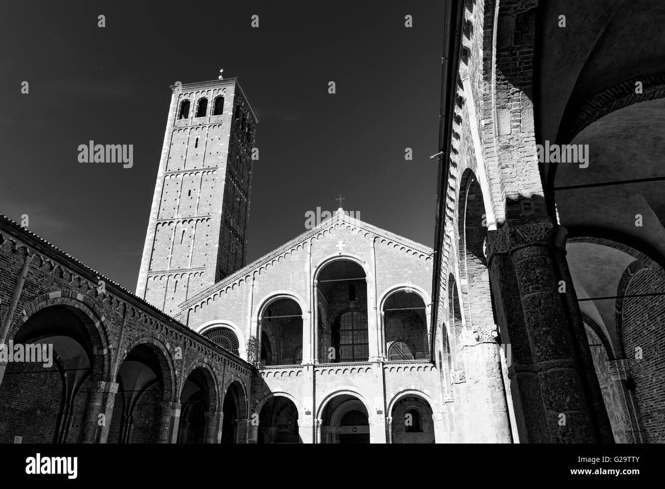 Romanesque style facade hi-res stock photography and images - Alamy