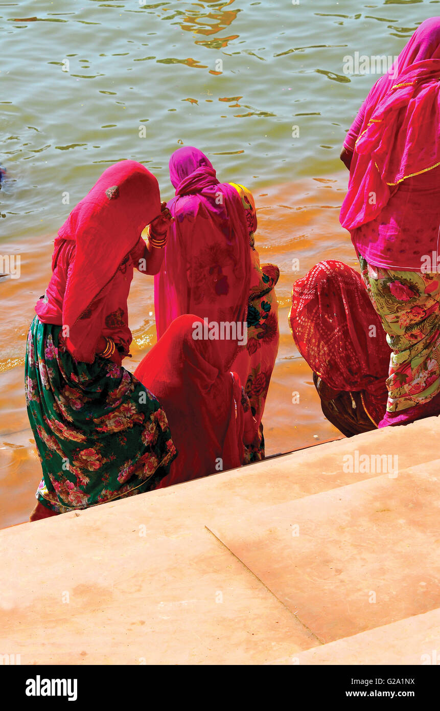 Hindu Pilgrims Taking Holy Dip Stock Photos & Hindu Pilgrims Taking ...