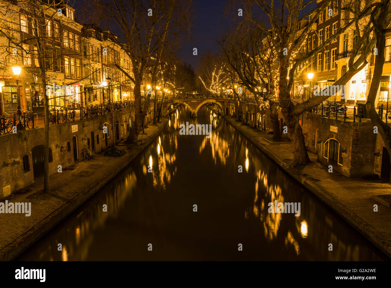 Utrecht at night, Oude Gracht, bridge, houses, canal and restaurants ...
