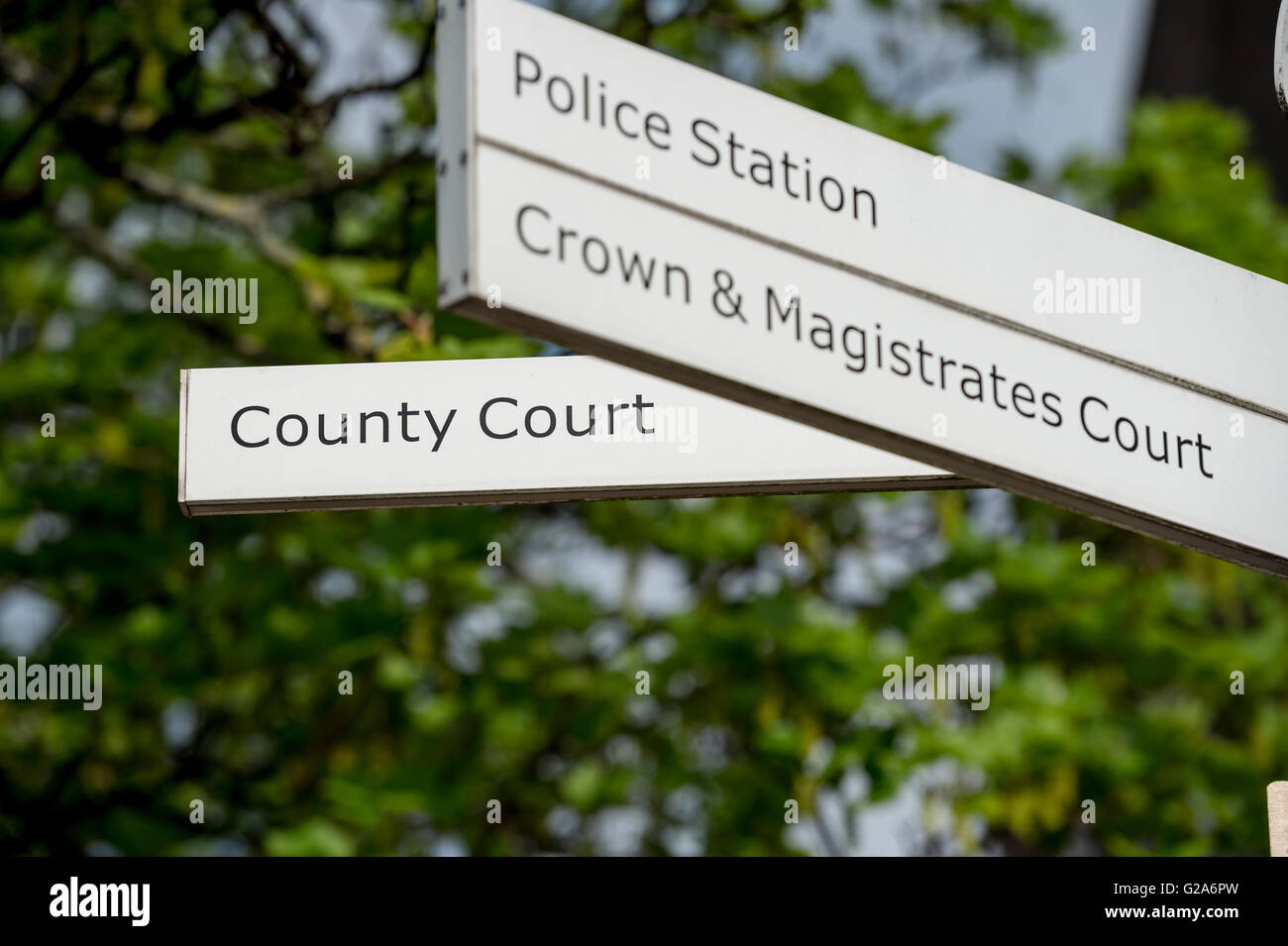 Crown court magistrates sign hi-res stock photography and images - Alamy